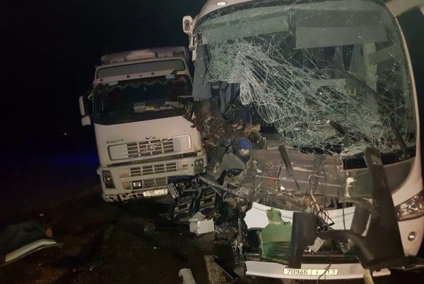 بالصور اصطدام عنيف بين حافلة لنقل المسافرين و”رموك” يخلف 17 جريحا
